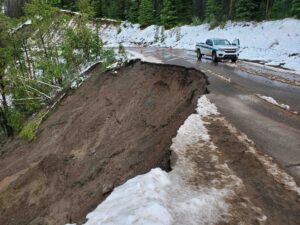 Visitors stranded at Miette, Maligne, after snow storm - News